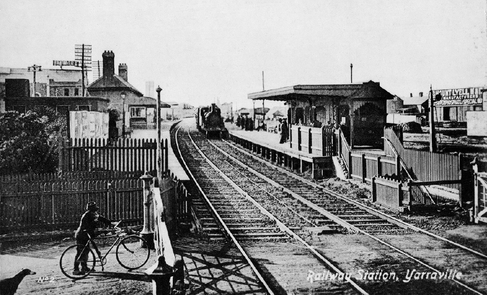 Yarraville Station and crossing c1916 ... still waiting at the gates ...